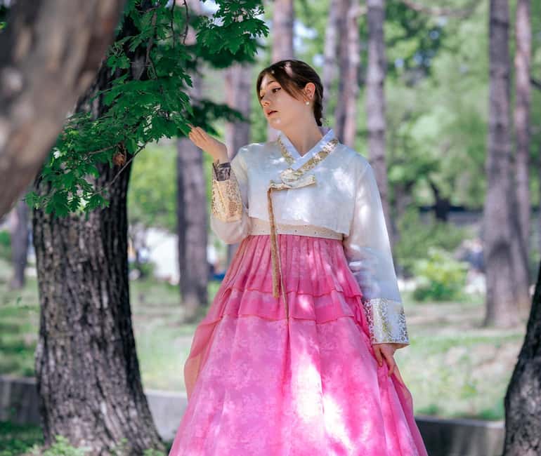 Seoul: Hanbok Photo Tour at Gyeongbokgung Palace | GetYourGuide