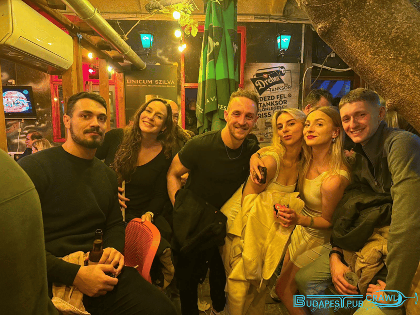 Ruta por los pubs y bares ruina de Budapest: chupitos gratis y entrada VIP. | GetYourGuide