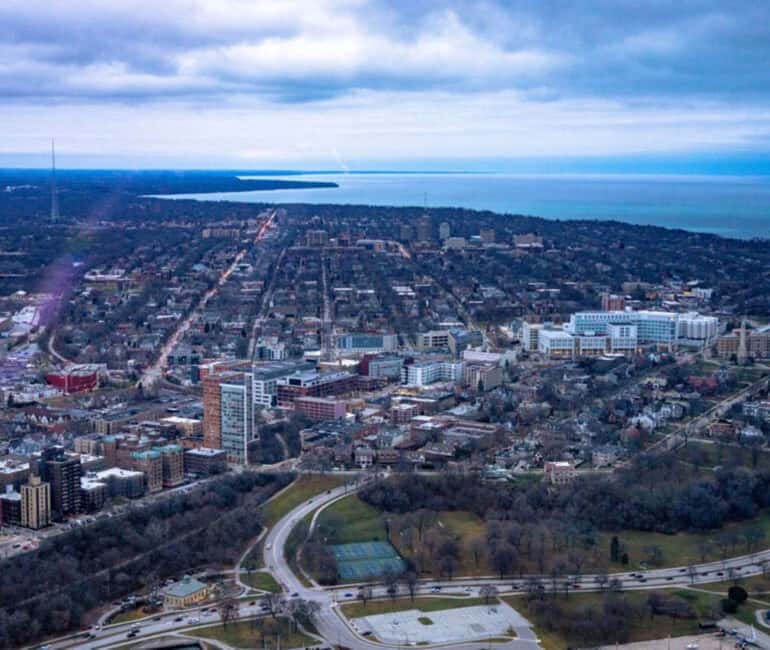 Milwaukee:Quick Hop Helicopter Ride over Lake Michigan & Bay | GetYourGuide