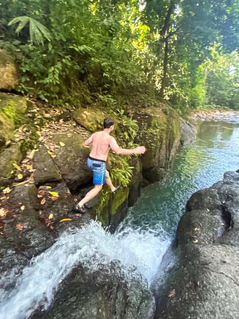 Aventura de un día entero por cascadas y playas | GetYourGuide