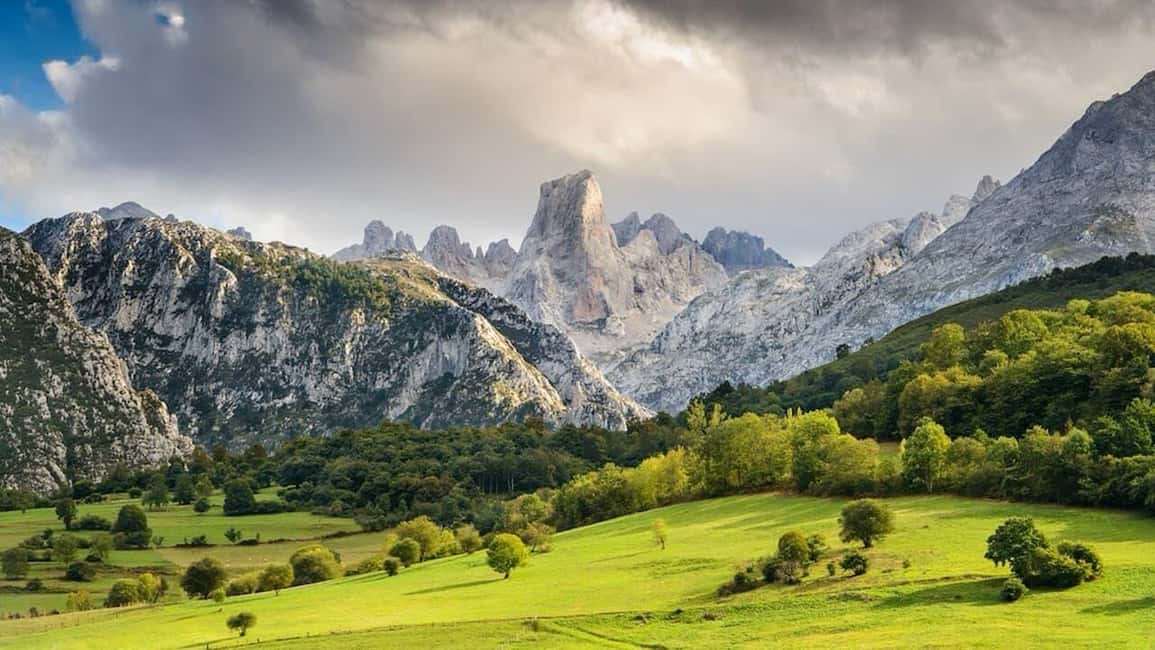 Bulnes: Excursión con funicular y cueva queso Cabrales en Picos de ...