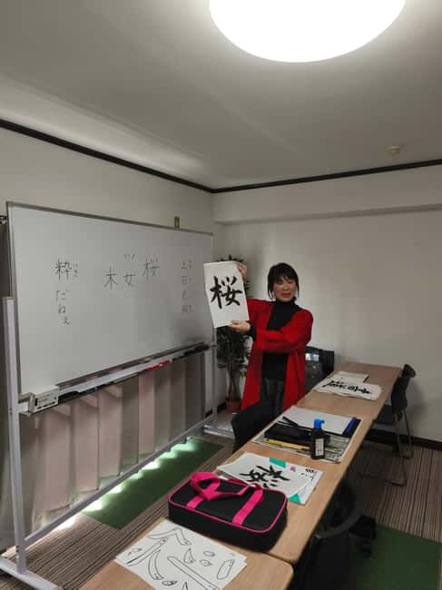 Tokyo: Traditional Japanese writing class | GetYourGuide