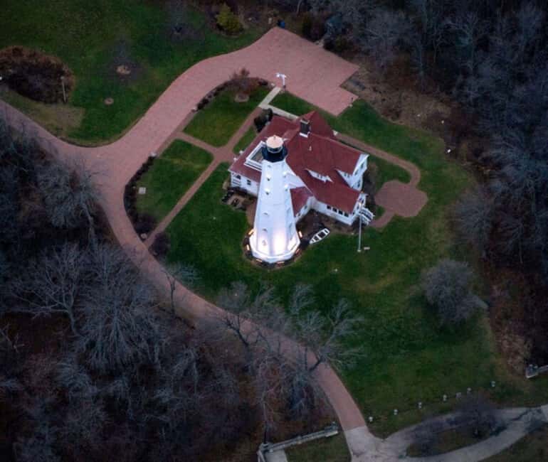 Milwaukee:Quick Hop Helicopter Ride over Lake Michigan & Bay | GetYourGuide