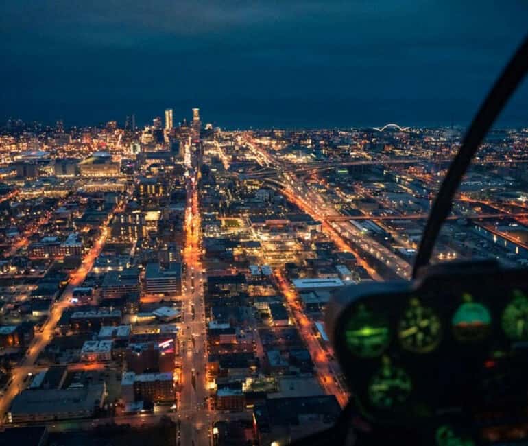 Milwaukee:Quick Hop Helicopter Ride over Lake Michigan & Bay | GetYourGuide