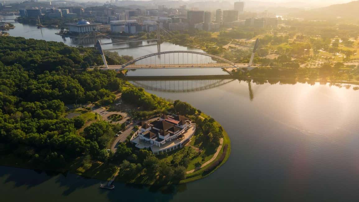 Kuala Lumpur: Putrajaya Lakeside Views & Pink Mosque Ride | GetYourGuide