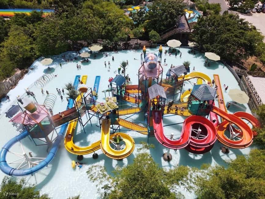 Parque acuático Than Tai Hot Springs Mountain desde la ciudad de Da ...