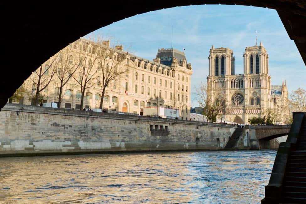 Catedral de Notre Dame: acceso prioritario, paseo en barco y visita exterior | GetYourGuide