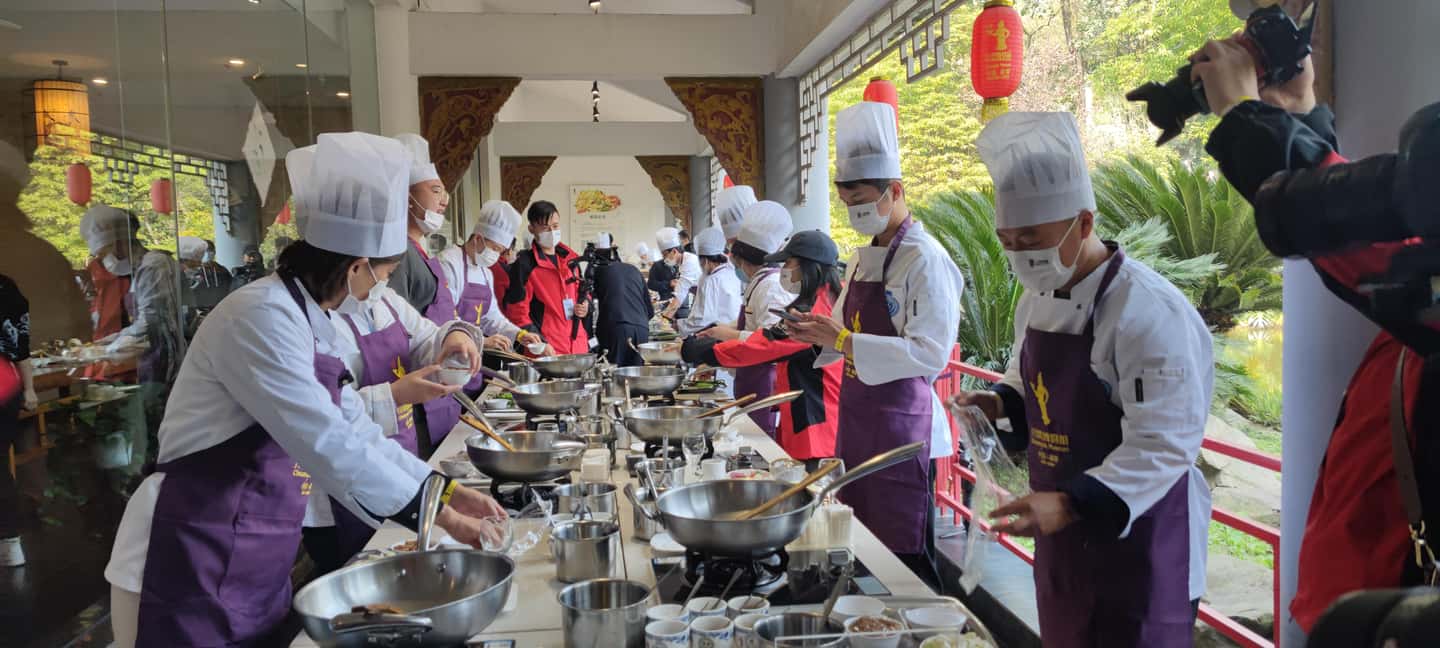 Chengdu Sichuan Cuisine Cooking Class og smag på lokale snacks ...