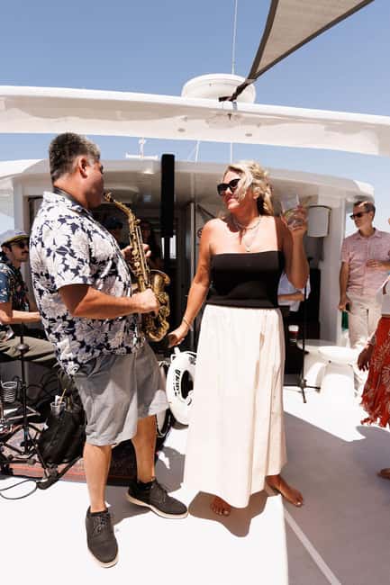 Nerissa Sounds: ¡Crucero en yate con música en directo en la bahía! | GetYourGuide