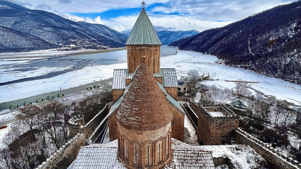 Von Tiflis: Gudauri Kazbegi Tagestour / Übernachtungsmöglichkeiten ...