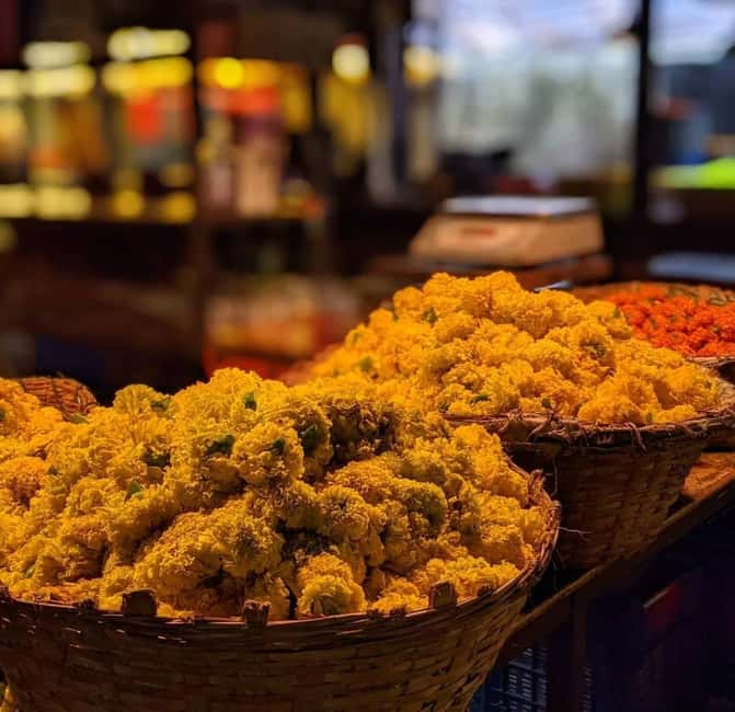 Wake Up with Mumbai: Temple , Markets & Train Ride | GetYourGuide