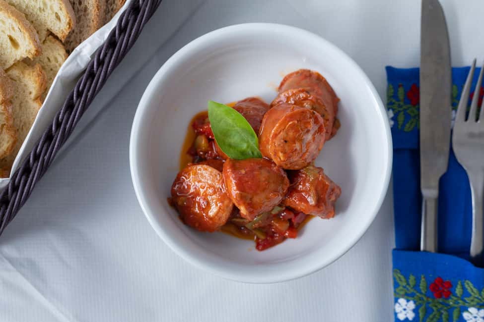 Athen: Traditionelles griechisches Abendessen mit lokalem Wein ...