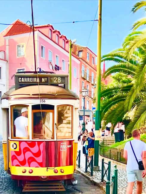 Tour a pie: Historia de Alfama con Anne y su perra Lily (Lisboa ...