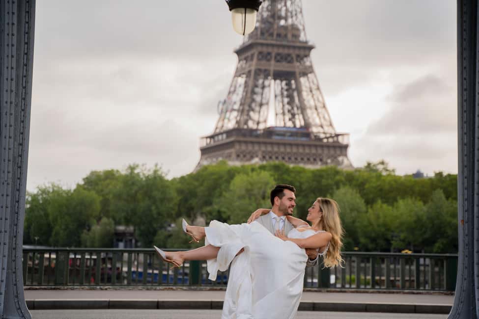 Paris: destination wedding photographer elopement photoshoot | GetYourGuide