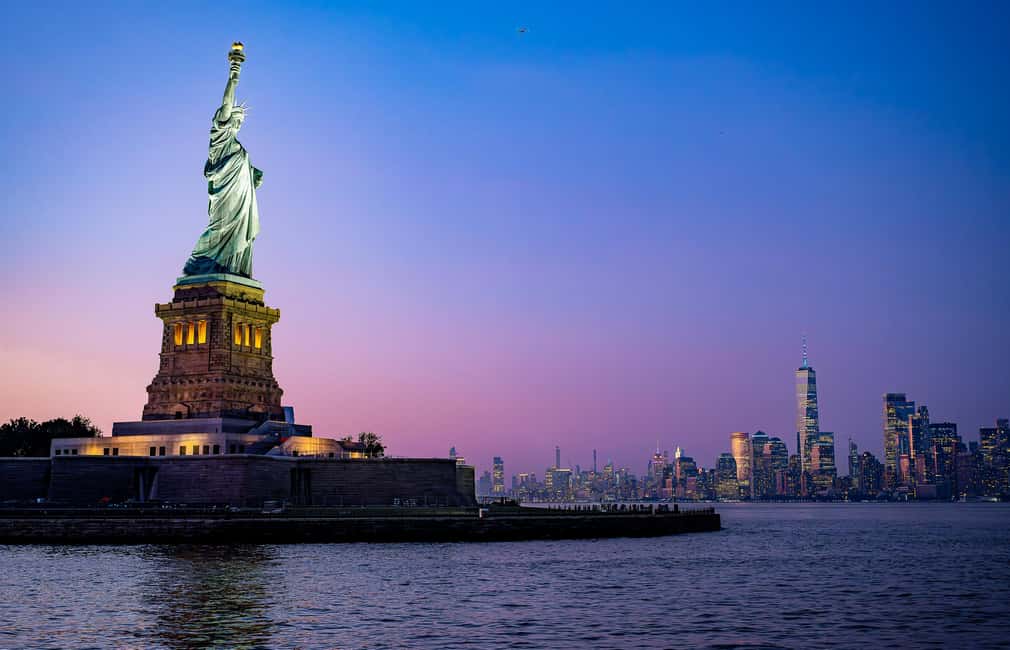 New York City: Signature Dinner Cruise on the Eternity | GetYourGuide