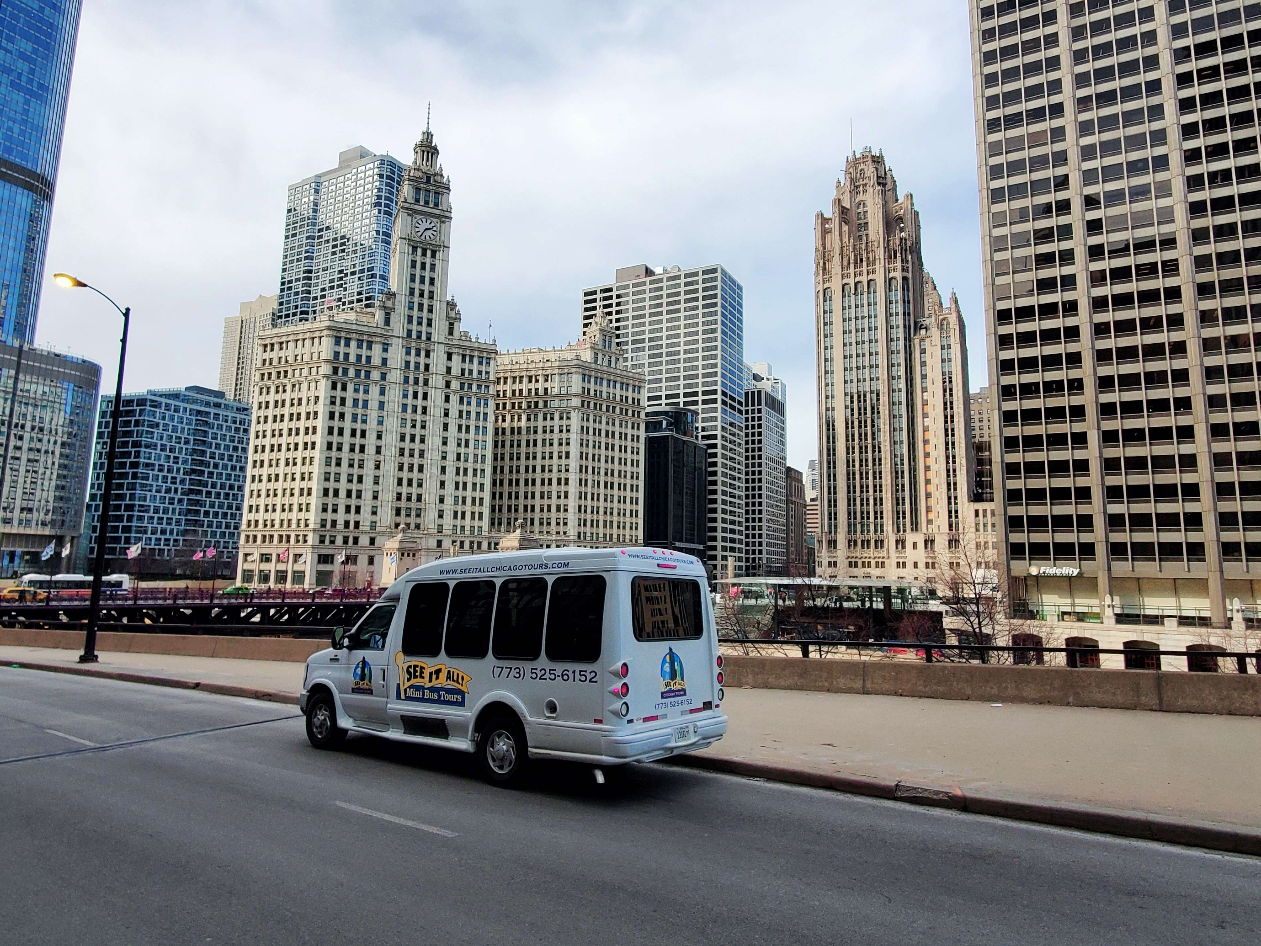 Chicago: City Minibus Tour with Optional Architecture Cruise | GetYourGuide