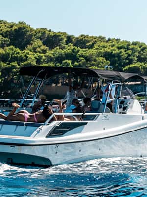 Split: Cueva Azul, Hvar y tour en barco por 5 islas | GetYourGuide