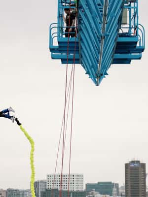 Montreal Bungee: el salto elástico más alto de Canadá. | GetYourGuide