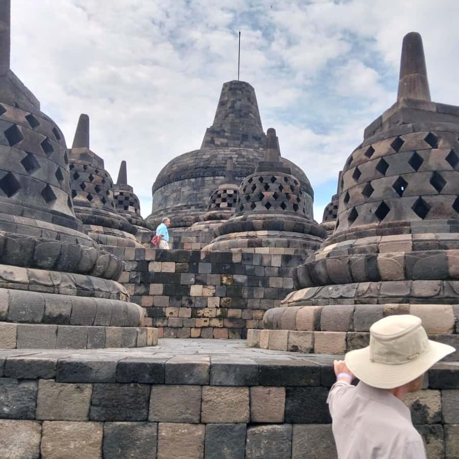 ジョグジャカルタ：ボロブドゥール夕日登山とプラバンナン寺院 | GetYourGuide