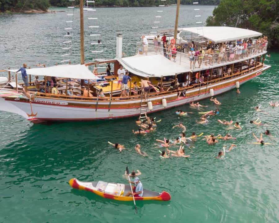 Pirátský kataraman Angra dos Reis a Ilha Grande s obědem | GetYourGuide