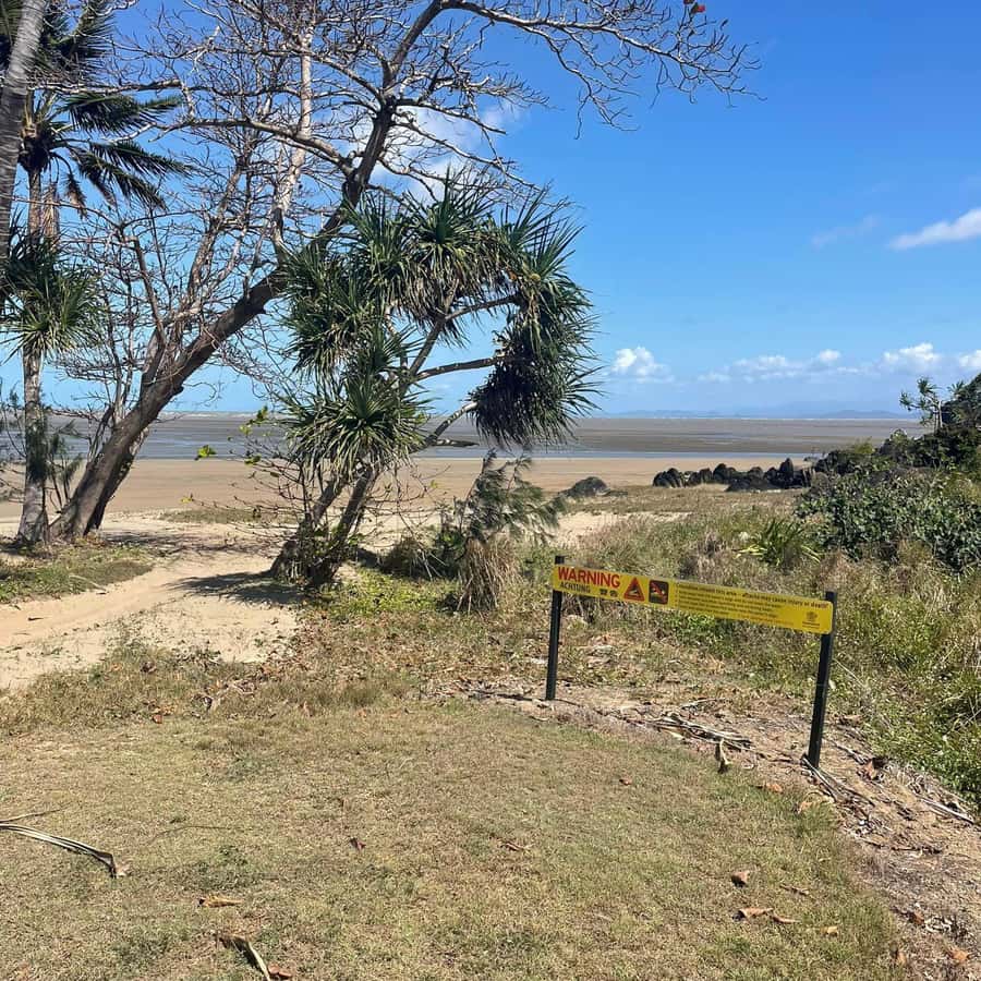 Airlie Beach: Hopper Sightseeing Bus with Lunch | GetYourGuide