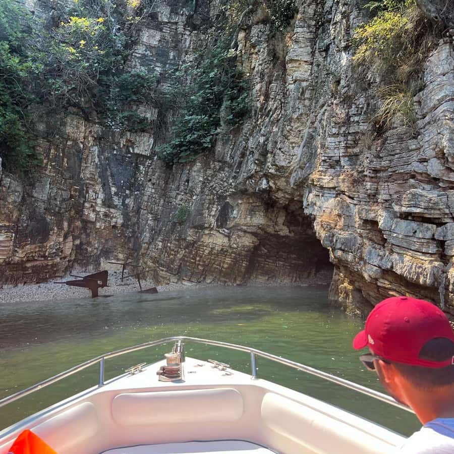 Tour en bateau de Saranda à Krorez, Kakome et aux grottes de Breshkave ...