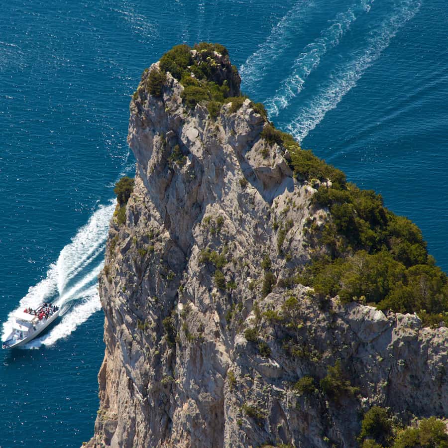 Capri : visite guidée de l'île en bateau | GetYourGuide