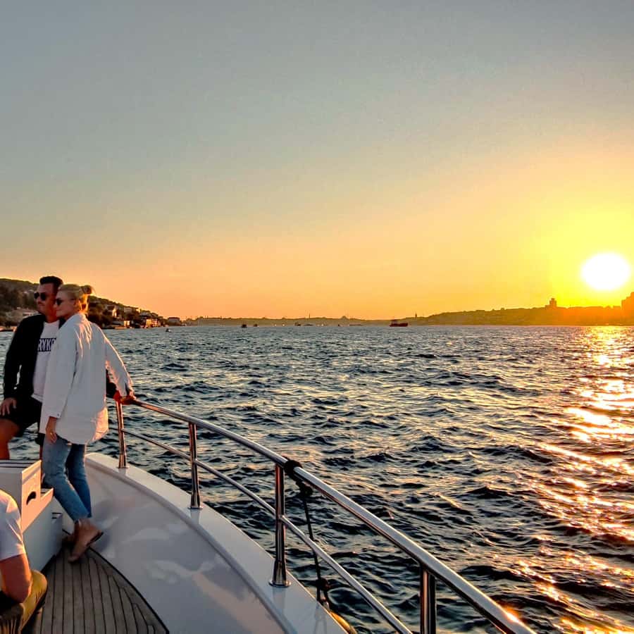 İstanbul: Eski Şehir Turu ve Lüks Gün Batımı Boğaz Gezisi | GetYourGuide
