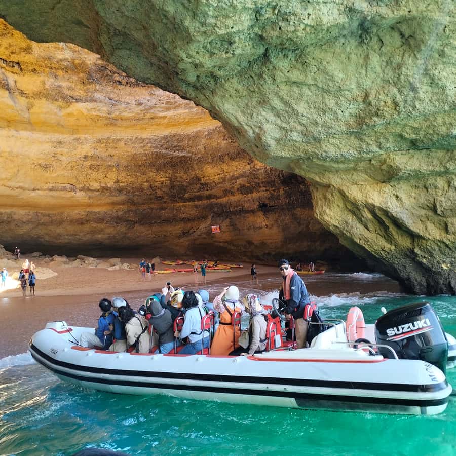 Portimão'dan: Benagil Mağaraları ve Marinha Plajı Tekne Turu | GetYourGuide