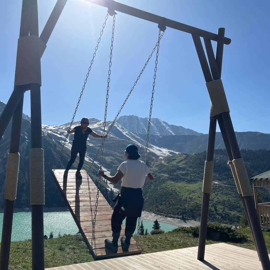 Großer Almaty-See: Wähle zwischen Abenteuer zu Fuß oder mit dem Auto ...