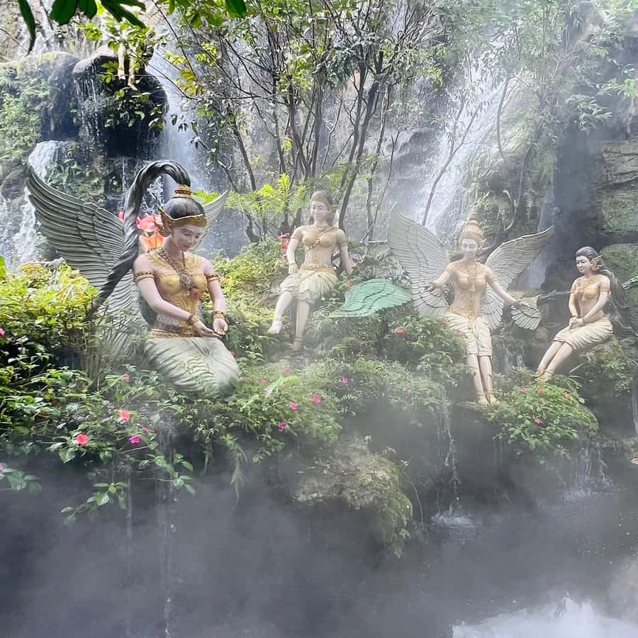 Chiang Mai: Chiang Rai-White-Blue-Black-Red Temles & Lalitta | GetYourGuide