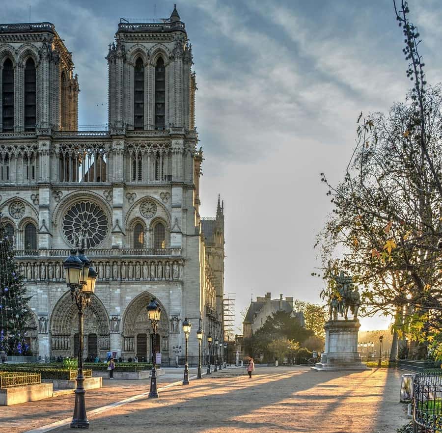 París: Visita guiada de la Catedral de Notre-Dame y la Isla de la Cité | GetYourGuide