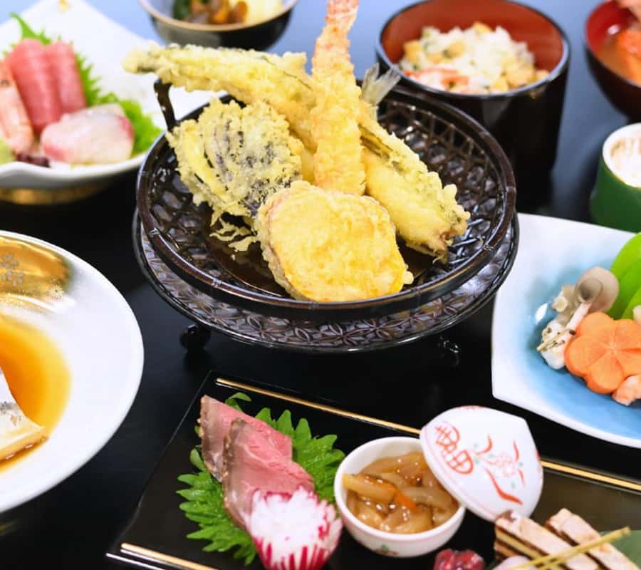 26 de julio de 2025: Crucero con cena y fuegos artificiales por el río ...