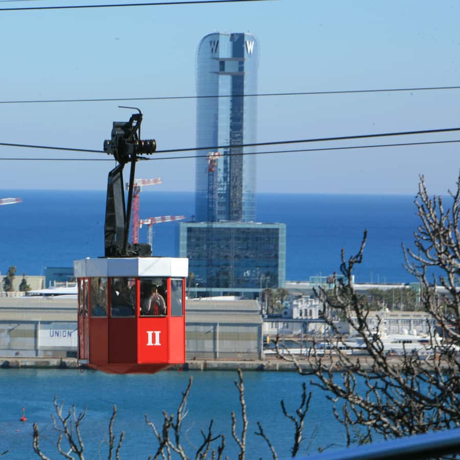 Barcellona: e-bike, funivia del Montjuic e giro in barca | GetYourGuide