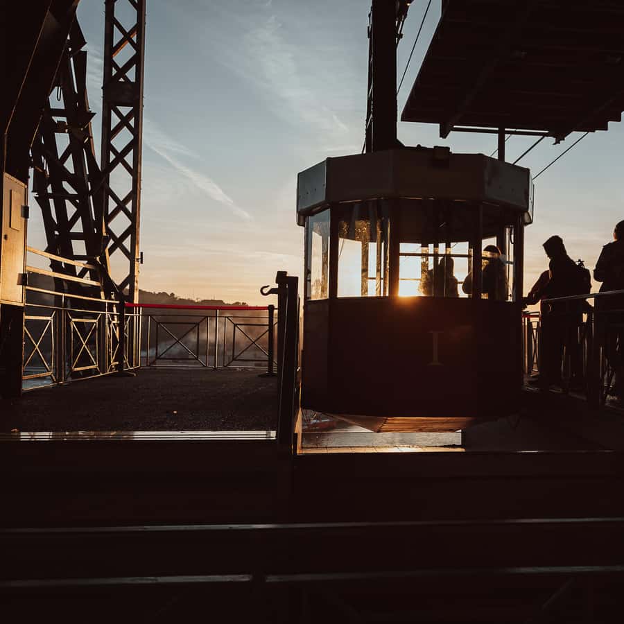 Barcellona: e-bike, funivia del Montjuic e giro in barca | GetYourGuide