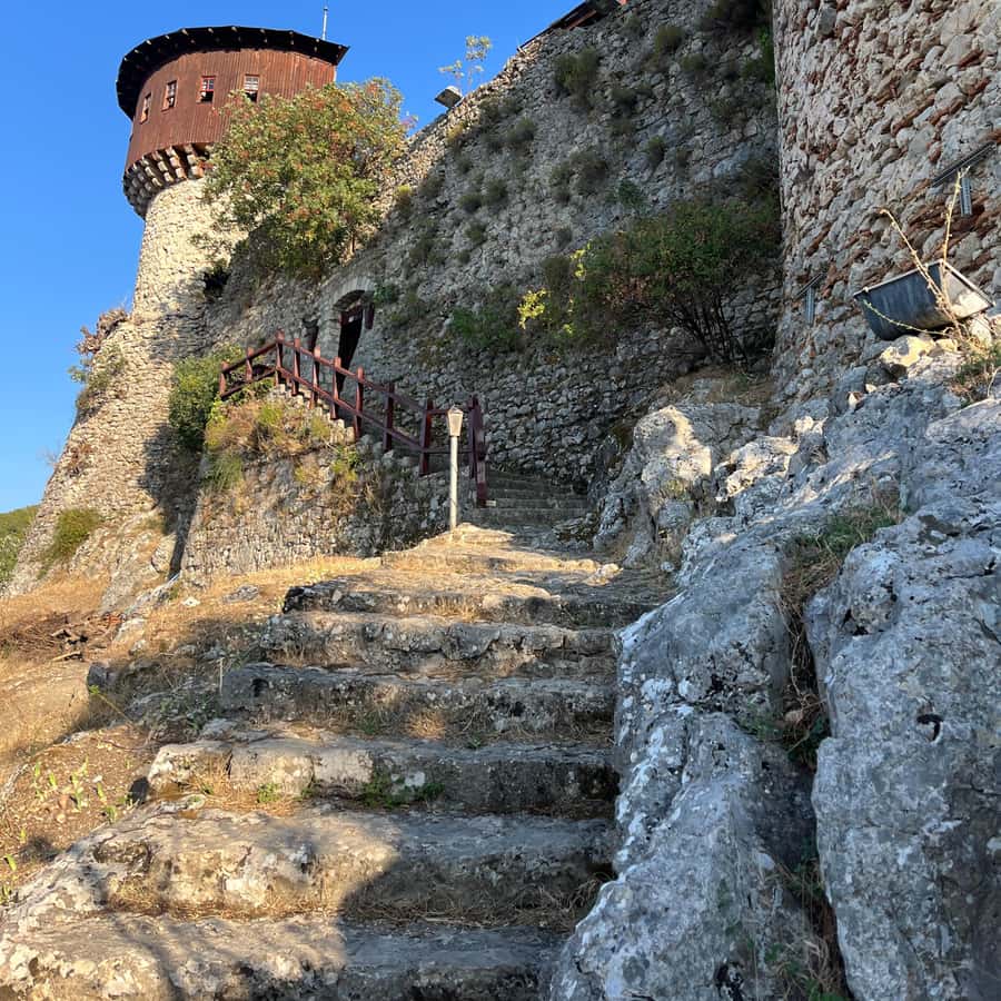 Tirana: Tour zur Burg Petrela und zur Schwarzen Höhle mit lokalem ...
