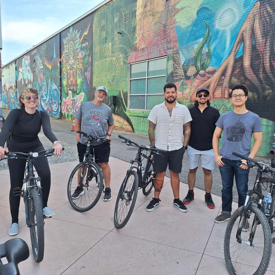 Bikes, Brews & Hidden Bars: Eine Fahrt durch RiNo & Downtown | GetYourGuide