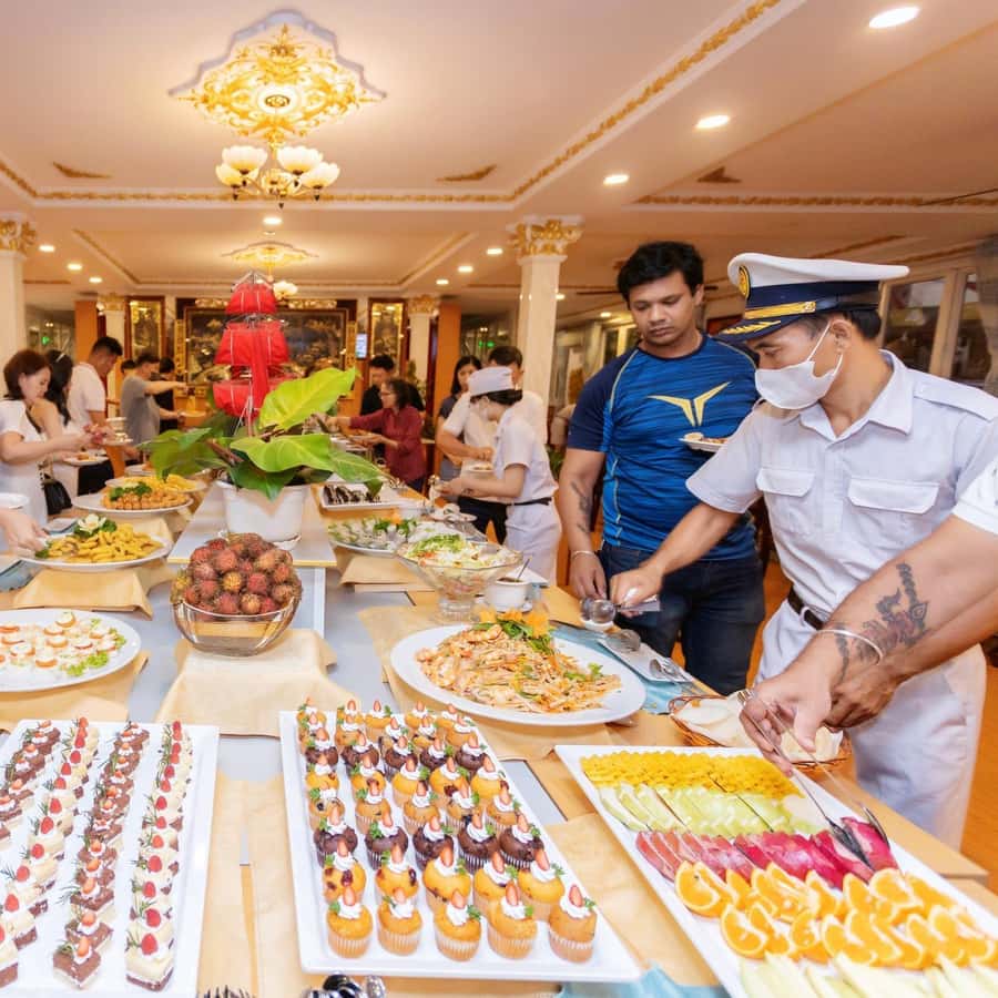 Saigon : Table privée à bord d'une croisière de luxe | GetYourGuide