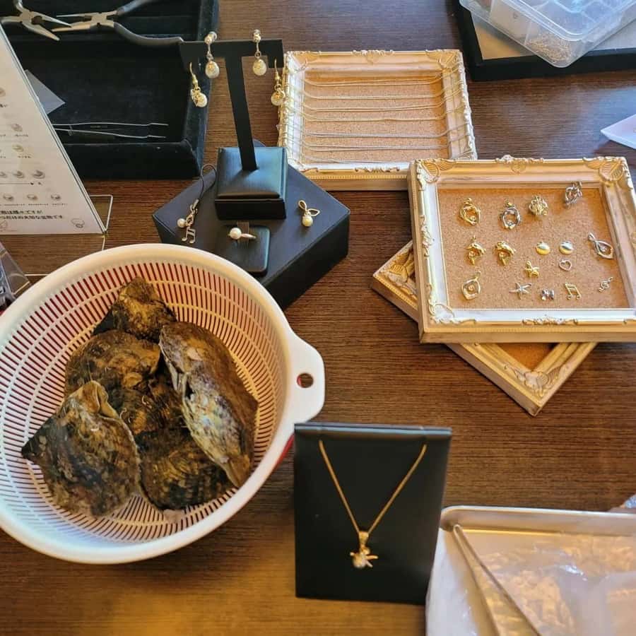 Osaka Shinsaibashi Pearl extraction experience | GetYourGuide