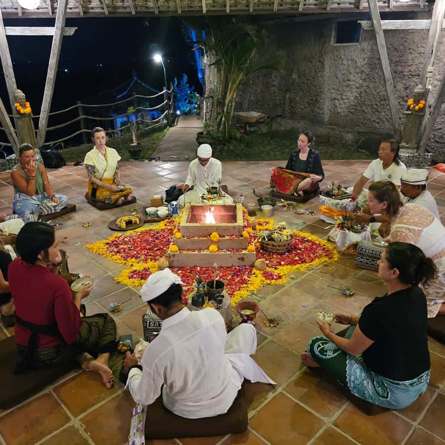 Bali: Ceremonia ognia Agni Hotra z kapłanami | GetYourGuide