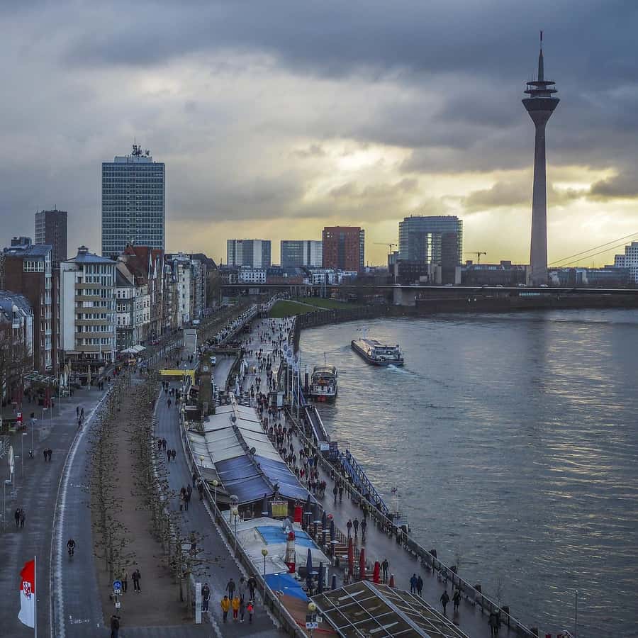 Düsseldorf: Oktoberfest tour with local guide | GetYourGuide