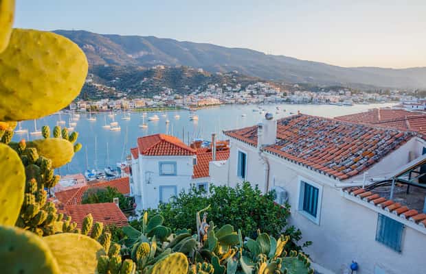 Poros-sziget: egész napos kirándulás Athénból úszással | GetYourGuide