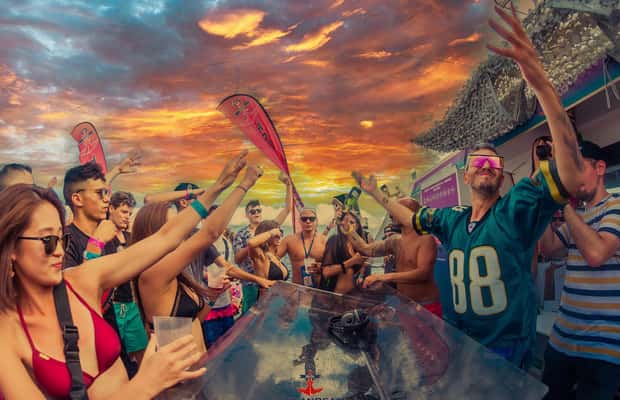 Ibiza-Formentera: Sunset Boat Party med drinks og mad | GetYourGuide