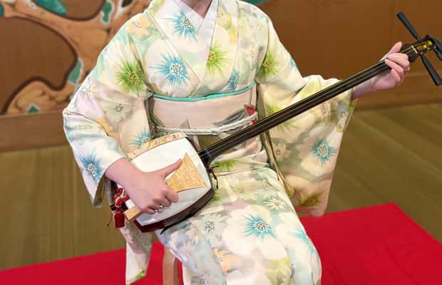 Japão: Aula de shamisen com quimono e chá matcha | GetYourGuide