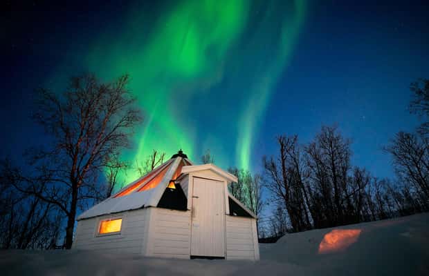 Tromsø: Moottorikelkkasafari ja yöpyminen Aurora Crystal Lavvossa ...