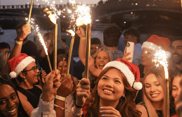 Prag: Julfest på båt med jultomten + efterfest på Epic Club | GetYourGuide