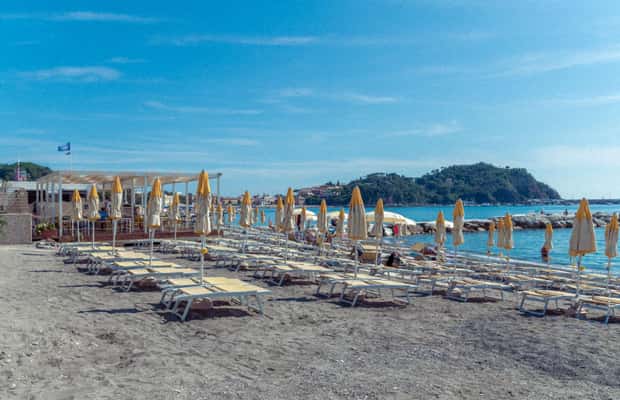 세스트리 레반테: 선베드와 파라솔이 있는 해변의 하루-섹터 3 | GetYourGuide
