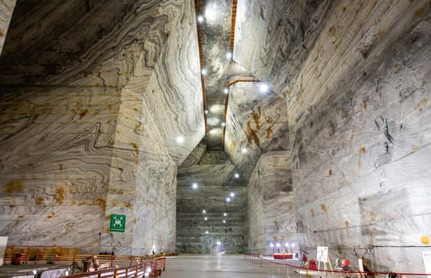 Vanuit Boekarest: Grootste zoutmijn van Europa en kasteel Peles ...