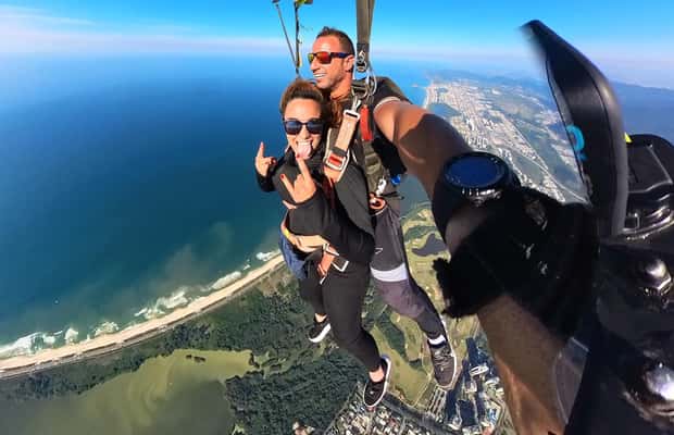 Rio de Janeiro: Tandem skydiving with breathtaking views of the city ...