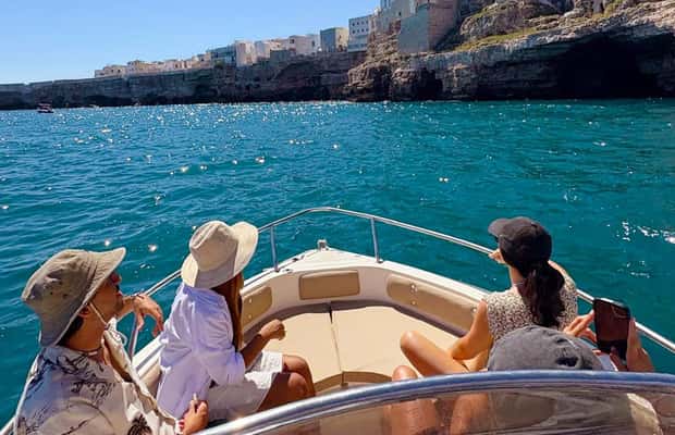 Polignano: privétour per boot tussen grotten, zwemmen & aperitief ...